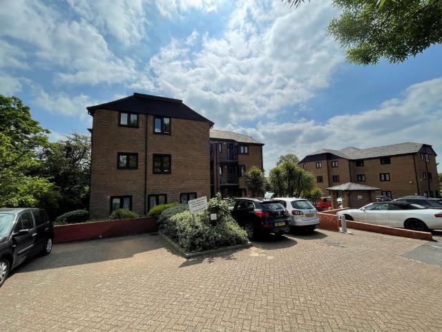 Cedar Close, Buckhurst Hill, IG9 2 bed flat to rent £1,650 pcm £381 pw
