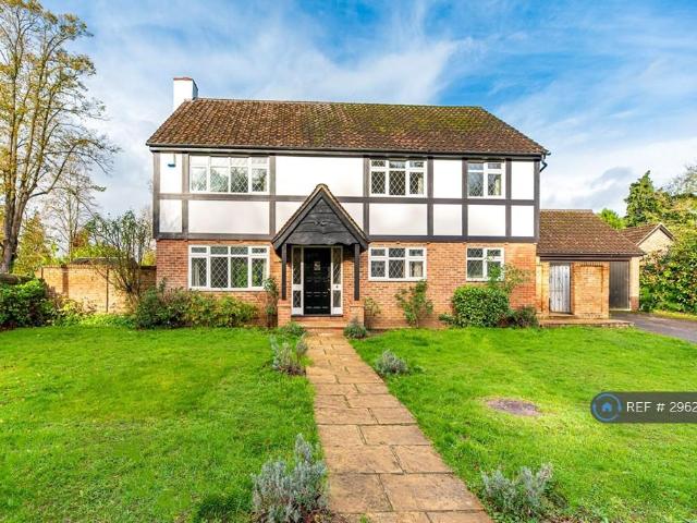 Cedar Close, Esher, KT10 5 bed detached house to rent £4,750 pcm £1,096 pw