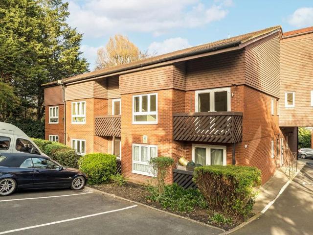 Cedar Close, London SE21 Studio to rent £1,375 pcm £317 pw