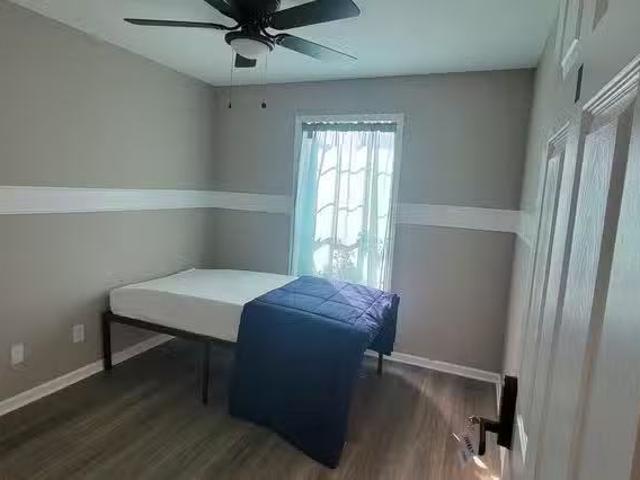 Cedar Creek House with Dining area. Cozy & homey. Huge backyar.