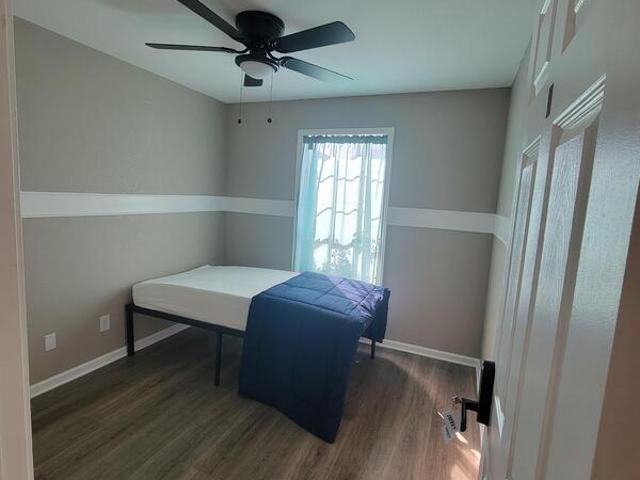 Cedar Creek House with Dining area. Cozy & homey. Huge backyard. Quiet and safe neighborhood