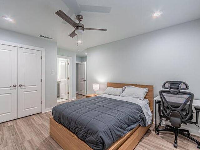 Cedar Crest Home, a 8 minute walk to transit stop Mlk @ Cleveland S MB