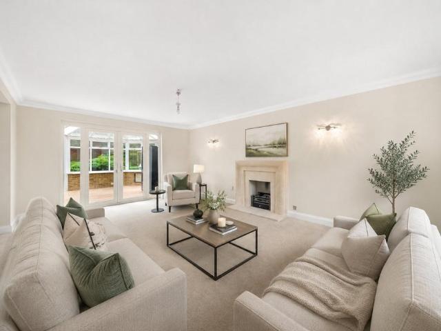 Cedar Drive, Fetcham, Surrey, KT22 5 bed detached house to rent £4,850 pcm £1,119 pw
