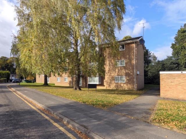 Cedar Drive, Sunningdale SL5 2 bed apartment to rent £1,495 pcm £345 pw
