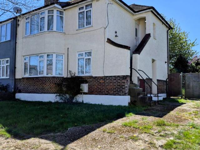 Cedar Road, Rochester ME2, 2 bed flat to rent, £1,095 pcm | PrimeLocation