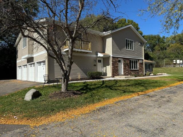Cedarburg Townhome with attached garage, Newly Renovated with in unit laundry 2 Bedroom Home for Rent at W53N197 Pierce Ct, Cedarburg, WI 53012