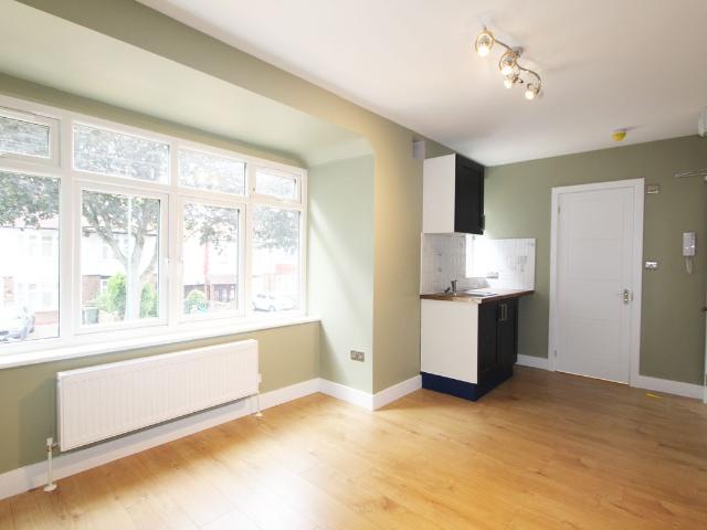 Cedars Road, Beddington CR0, Studio to rent, £950 pcm | PrimeLocation