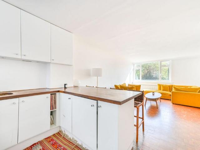 Cervantes Court, Bayswater, London, W2 3 bed flat to rent £4,500 pcm £1,038 pw