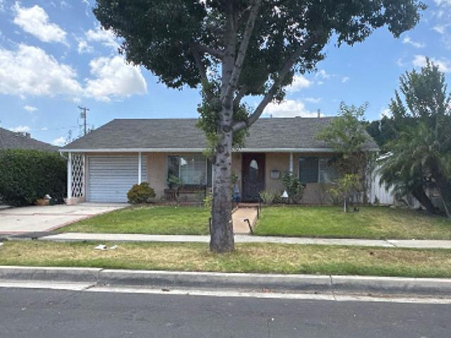 Cerritos Ave
