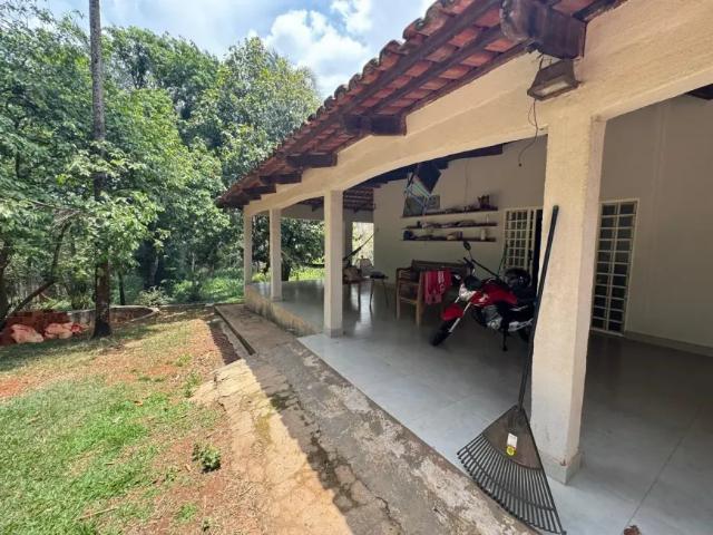 Chàraca com casa em terreno de 3000m2 murada e com água