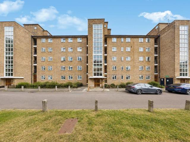 Chobham Gardens, London, SW19 4 bed flat to rent £2,800 pcm £646 pw