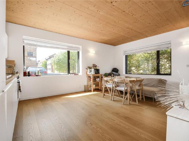 Chobham Road, London, E15 2 bed flat to rent £2,400 pcm £554 pw