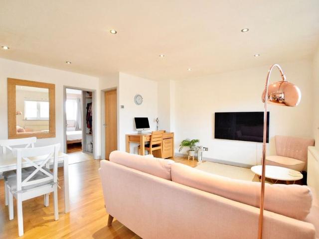 Chobham Road, Stratford, E15 2 bed flat to rent £2,200 pcm £508 pw