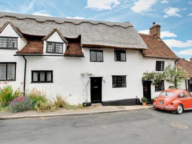 Chocolate box cottage in the heart of Newport