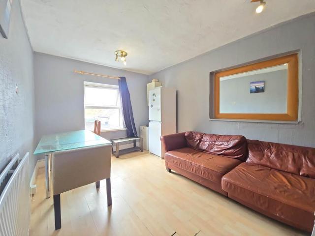 Cholmeley Road, Reading RG1 2 bed flat to rent £1,375 pcm £317 pw