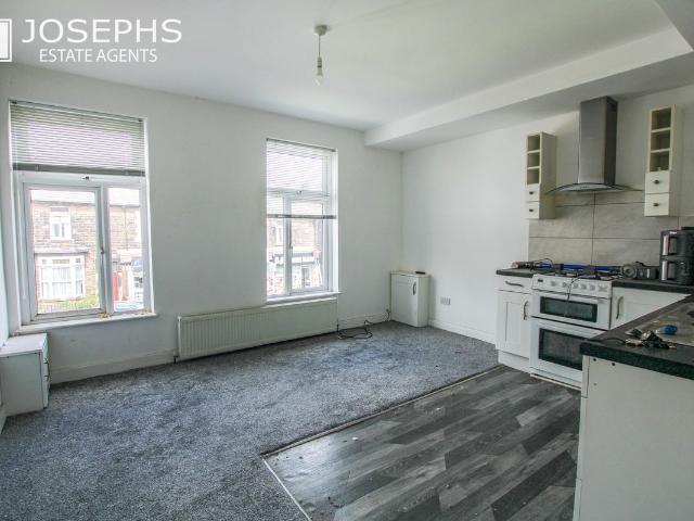 Chorley Old Road, Bolton BL1, 1 bed flat to rent, £700 pcm | PrimeLocation