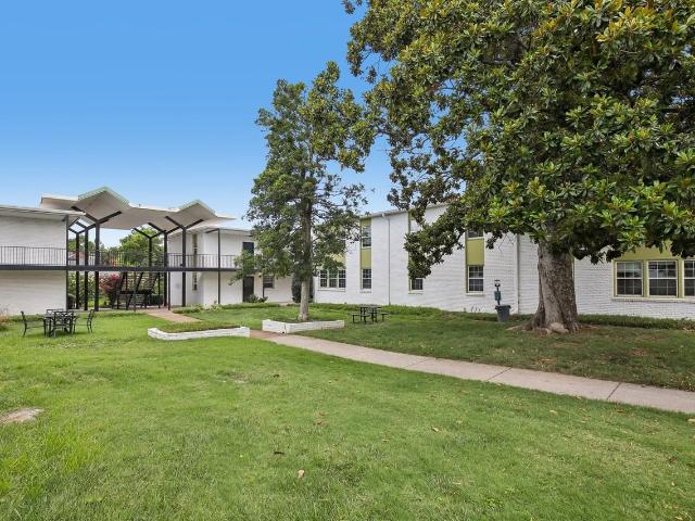 Chateau Apartments 2 Bedroom Apartment for Rent at 2000 24th Ave S, Nashville, TN 37212 Hillsboro West End