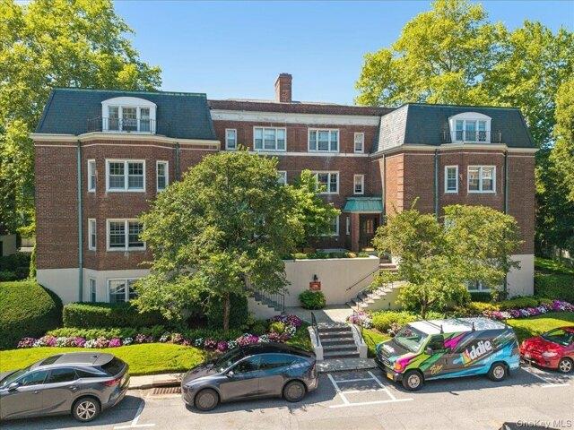 Chateaux Cir Apt F, Scarsdale, Property For Sale