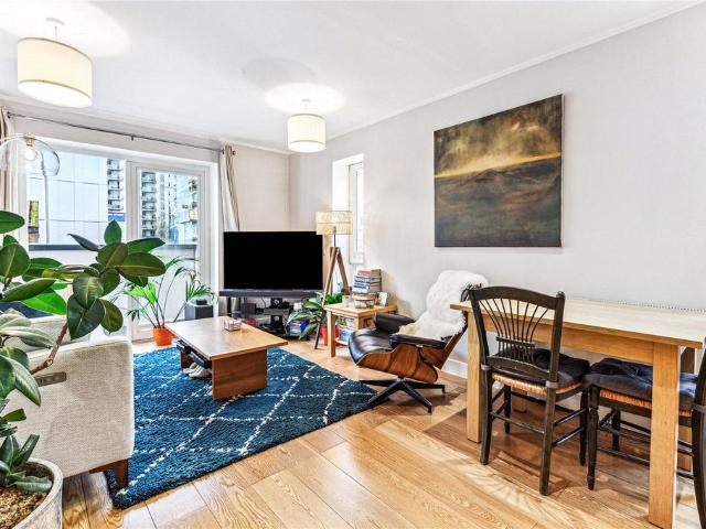 Chatfield Road, London, SW11 2 bed apartment to rent £2,700 pcm £623 pw