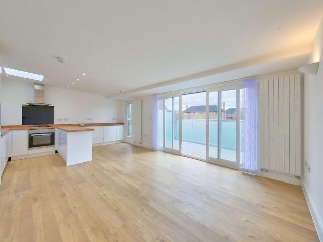 Chatham Road, London, SW11 2 bed flat to rent £2,847 pcm £657 pw