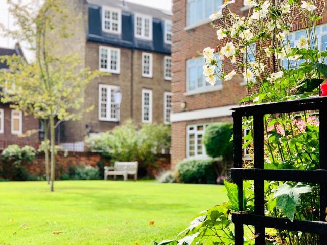 Chatsworth Court, Pembroke Road, London W8, 1 bed flat to rent, £1,950 pcm | PrimeLocation