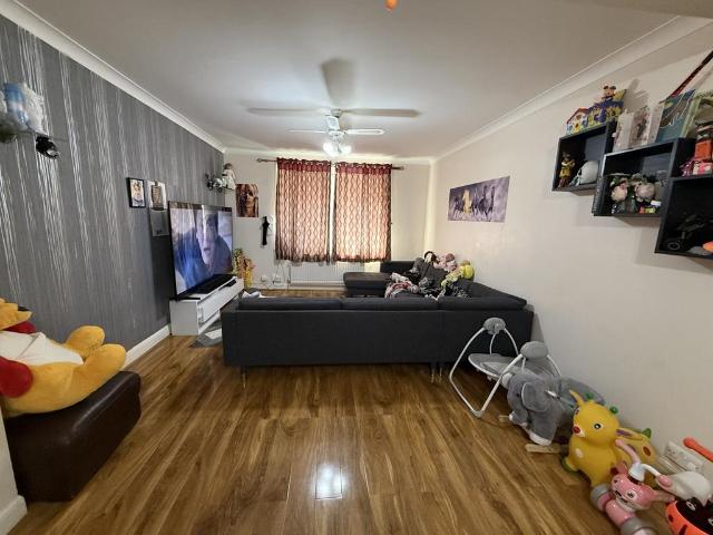 Chatsworth Crescent, HOUNSLOW, tw3 4 bed semi detached house to rent £2,950 pcm £681 pw