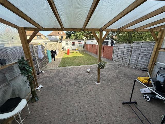 Chatsworth Crescent, HOUNSLOW, tw3 4 bed semi detached house to rent £3,200 pcm £738 pw