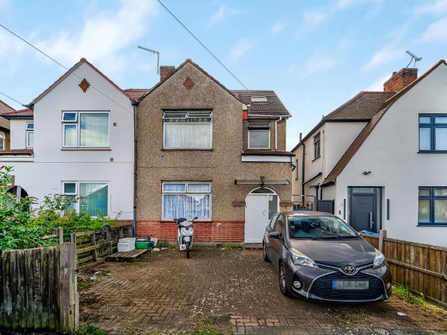 Chatsworth Crescent, Hounslow TW3, Studio to rent, £945 pcm | PrimeLocation