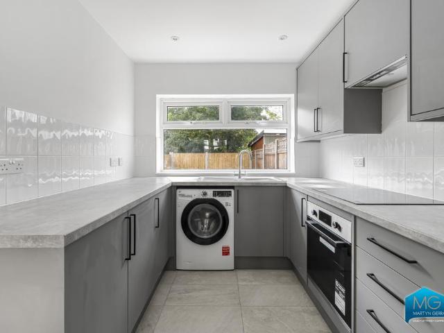 Chatsworth Drive, Enfield, EN1 2 bed terraced house to rent £2,250 pcm £519 pw