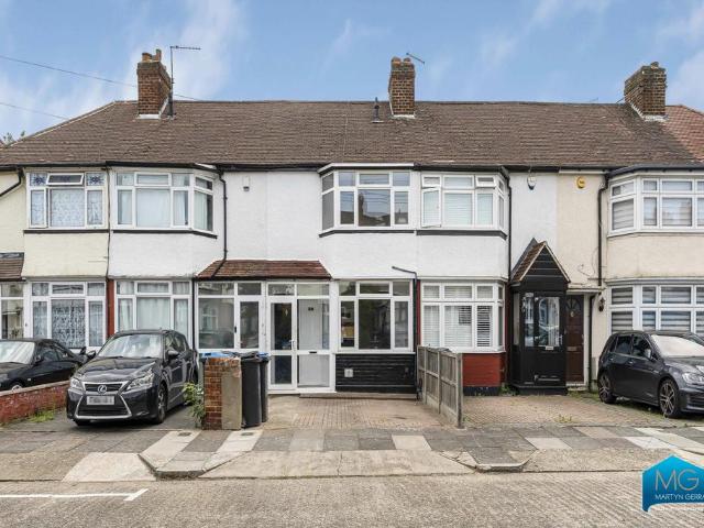 Chatsworth Drive, Enfield, EN1 2 bed terraced house to rent £2,250 pcm £519 pw