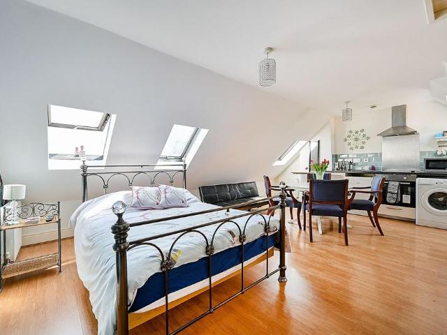 Chatsworth Gardens, Acton, London, W3 Studio to rent £2,600 pcm £600 pw