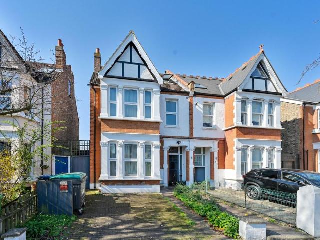 Chatsworth Gardens, Acton, London, W3 Studio to rent £2,600 pcm £600 pw
