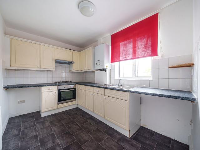 Chatsworth Parade, Petts Wood, Orpington BR5, 2 bed flat to rent, £1,650 pcm | PrimeLocation