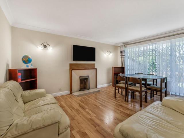 Chatsworth Road, Ealing, London, W5 2 bed detached house to rent £2,800 pcm £646 pw