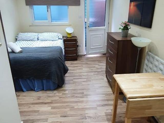 Chatsworth Road, Kilburn NW2, Studio to rent, £1,200 pcm | PrimeLocation