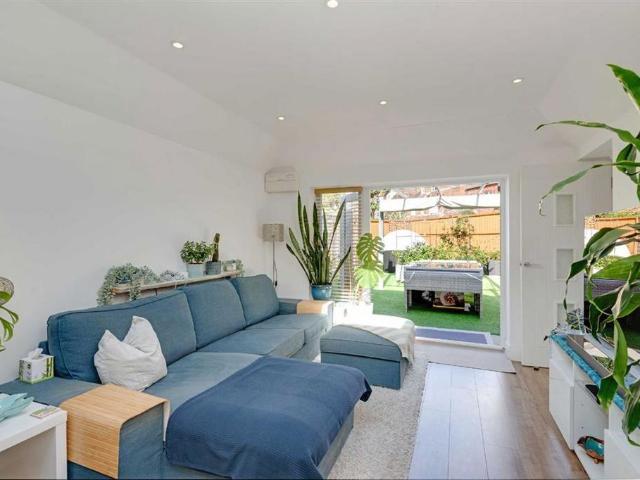Chatsworth Road, London NW2 2 bed bungalow to rent £2,396 pcm £553 pw