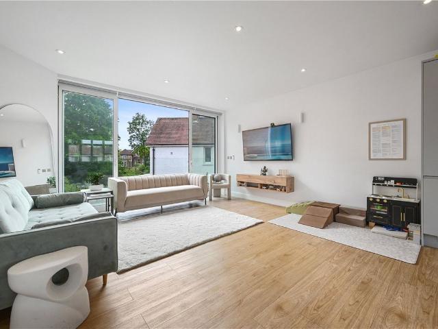 Chatsworth Road, London NW2, 3 bed flat to rent, £3,250 pcm | PrimeLocation