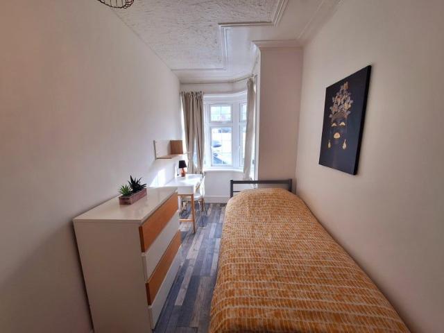 Chatsworth Road, London NW2, Room to rent, £750 pcm | PrimeLocation