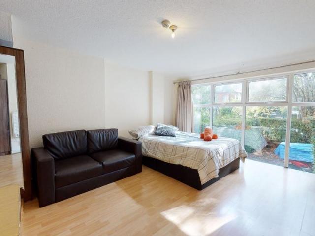 Chatsworth Road, London NW2 Studio to rent £1,352 pcm £312 pw