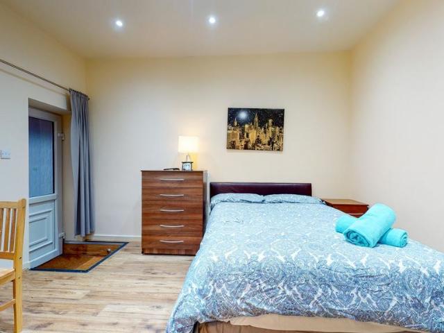 Chatsworth Road, London NW2 Studio to rent £1,352 pcm £312 pw