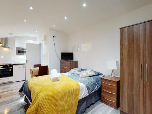 Chatsworth Road, London NW2 Studio to rent £1,352 pcm £312 pw