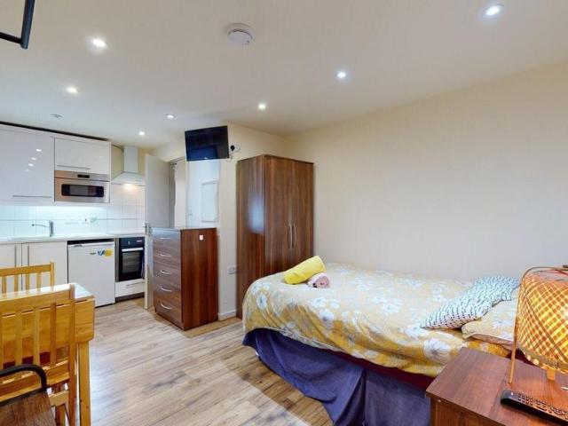 Chatsworth Road, London NW2 Studio to rent £1,358 pcm £313 pw