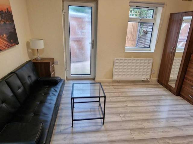 Chatsworth Road, London NW2 Studio to rent £1,378 pcm £318 pw