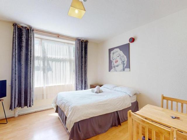 Chatsworth Road, London NW2 Studio to rent £1,378 pcm £318 pw