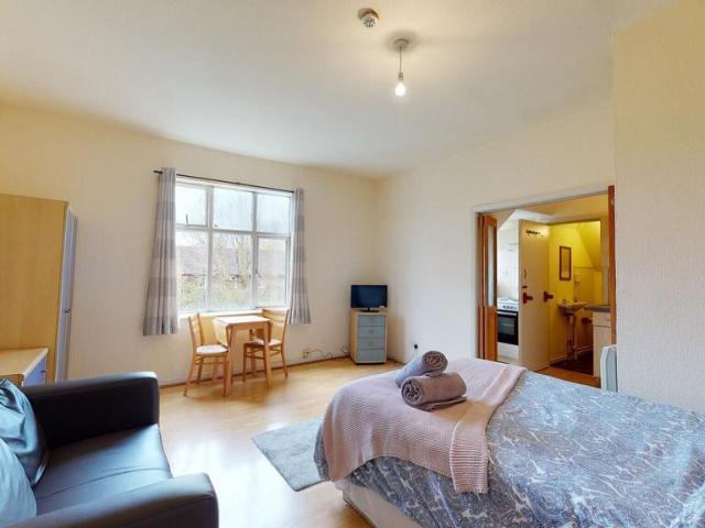 Chatsworth Road, London NW2 Studio to rent £1,390 pcm £321 pw