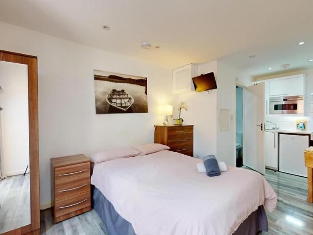Chatsworth Road, London NW2 Studio to rent £1,325 pcm £306 pw