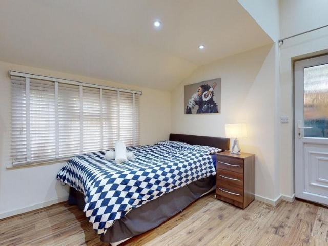 Chatsworth Road, London NW2 Studio to rent £1,412 pcm £326 pw