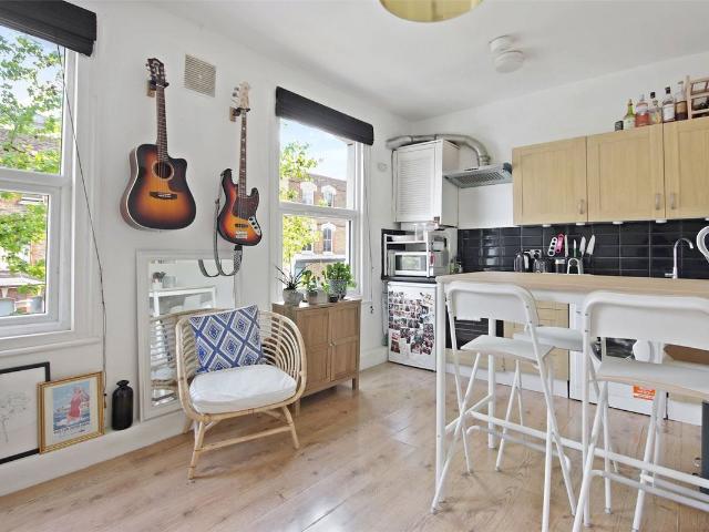 Chatsworth Road, London E5, 2 bed flat to rent, £2,250 pcm | PrimeLocation