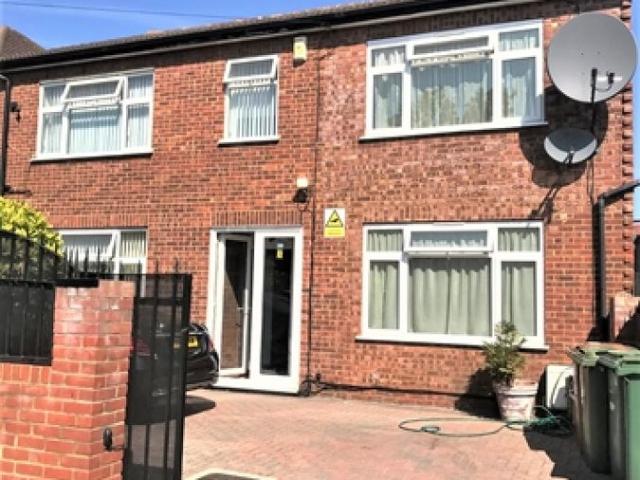 Chatsworth Road, London, London SM3, 1 bed flat to rent, £1,300 pcm | PrimeLocation