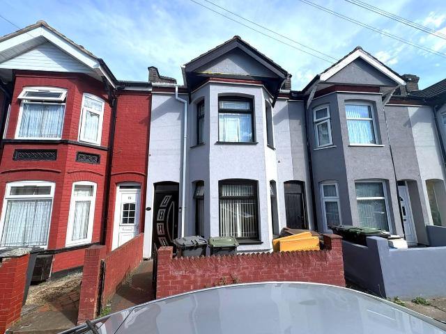 Chatsworth Road, Luton LU4, 3 bed terraced house to rent, £1,700 pcm | PrimeLocation